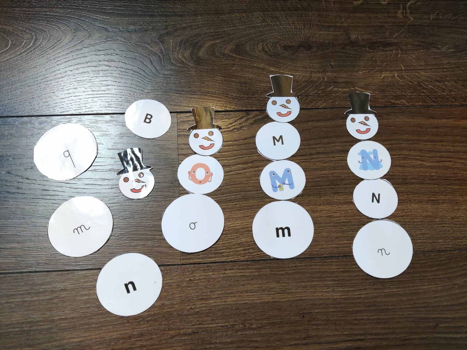 Reconstituer les bonhommes de neige en association lettre (majuscule ...